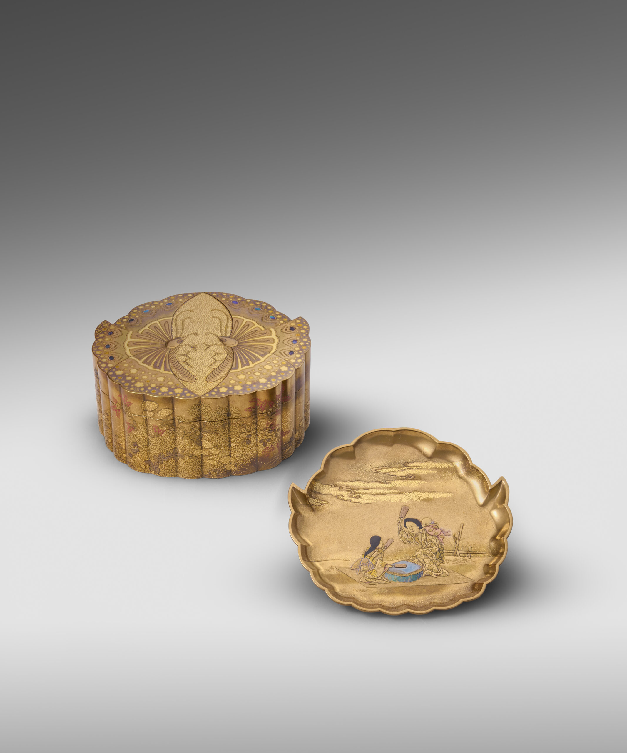 Gold lacquer box in the form of overlapping butterflies - Grace Tsumugi ...